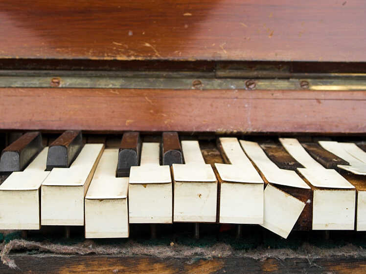 Concert Calamities: When Bad Things Happen To Good Musicians ...