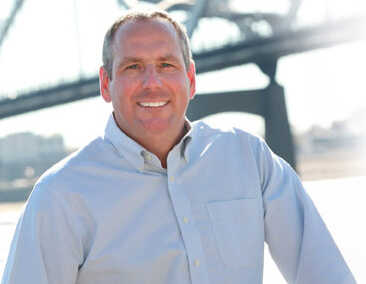 Elephant In The Room: GOP Candidate Wanders Into Democratic Convention ...