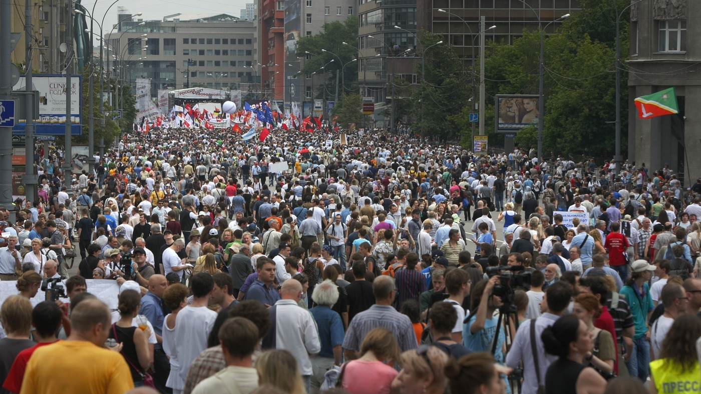 Russian Protest Draws Tens Of Thousands, Opposition Leaders Questioned ...