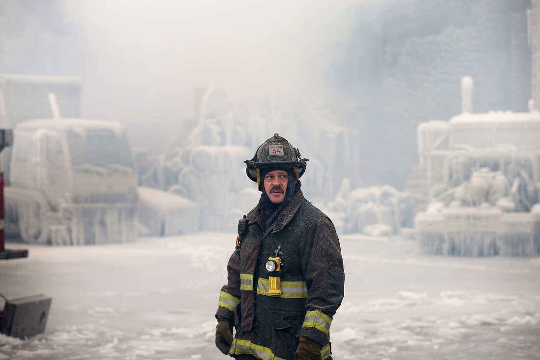 Stunning Photos: In Chicago, Firefighters Battle Huge Flames In Arctic ...