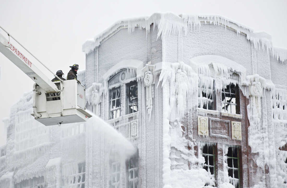 Stunning Photos: In Chicago, Firefighters Battle Huge Flames In Arctic ...