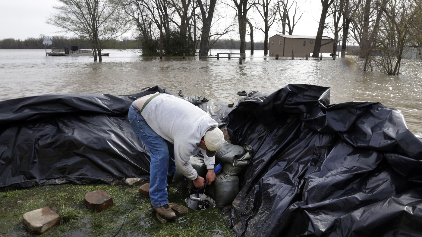 Midwest River Towns Ready Themselves For Cresting Floodwaters : The Two ...