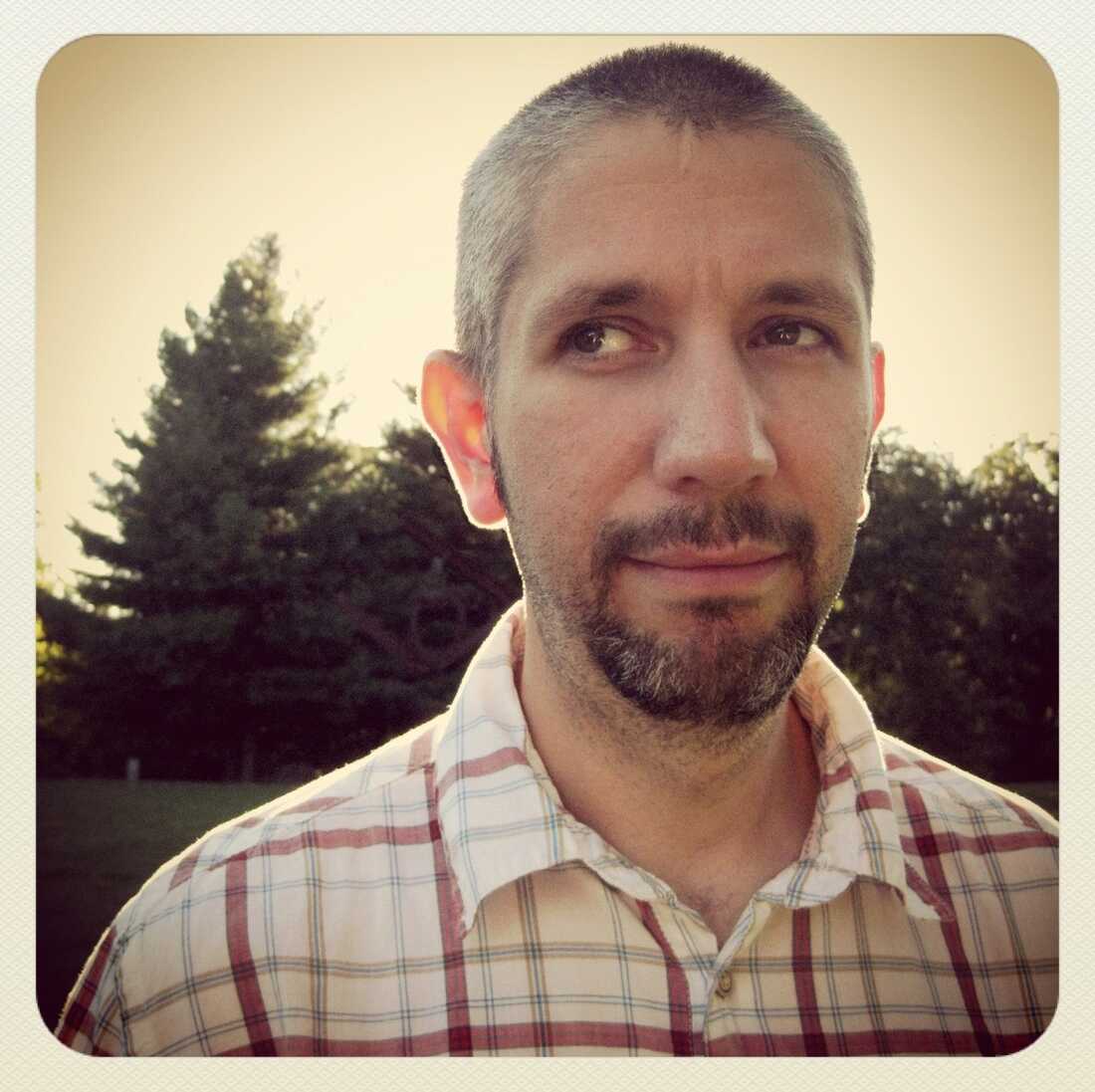 Book Review: 'Red Handed' By Matt Kindt : NPR