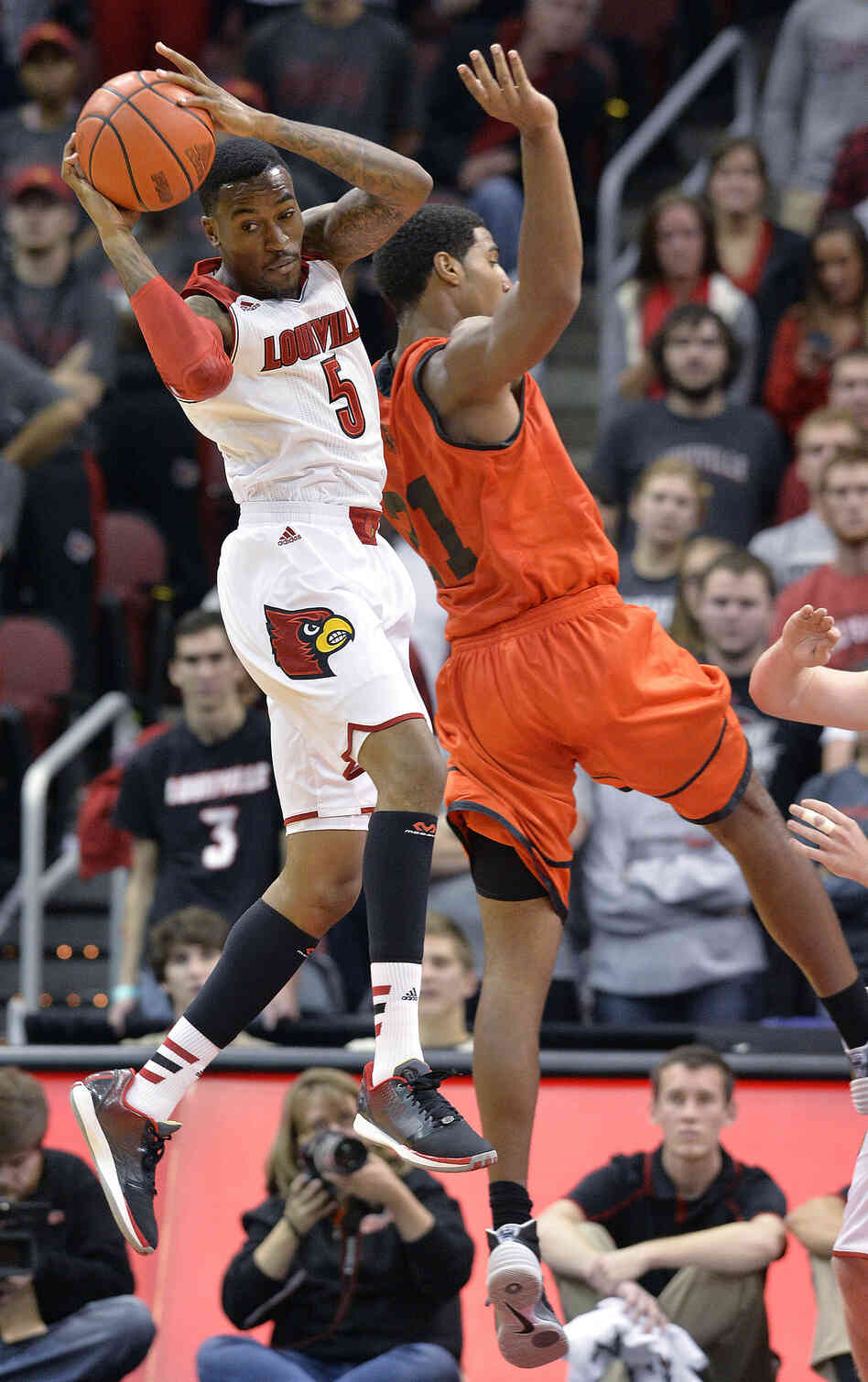 VIDEO: Louisville Basketball Player Who Broke His Leg Returns, Hits ...