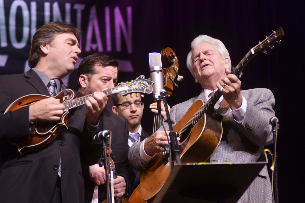 Dynamic mic for two singers simultaneously