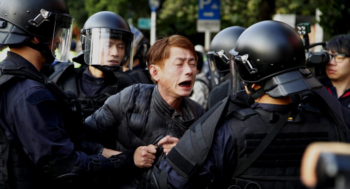 In Taiwan, Police Evict Protesters From Government Building : The Two ...