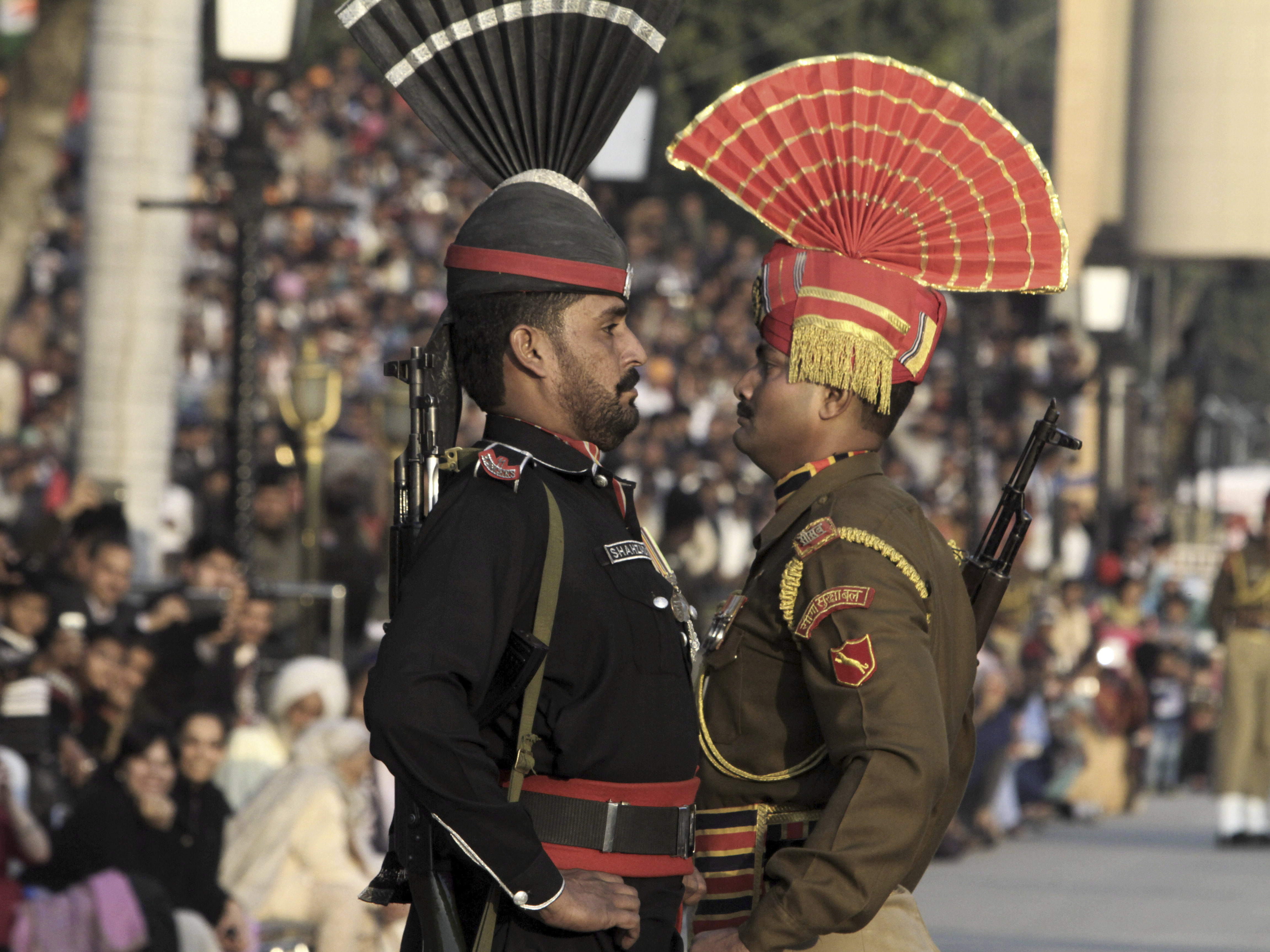 Members of the Pakistan Rangers and the Indian Border Security Force ...