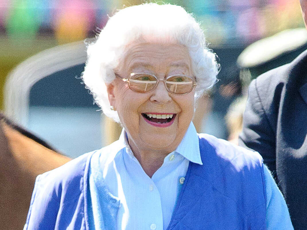 Entirely Real Photos: Queen Elizabeth Delightfully Takes In A Horse ...