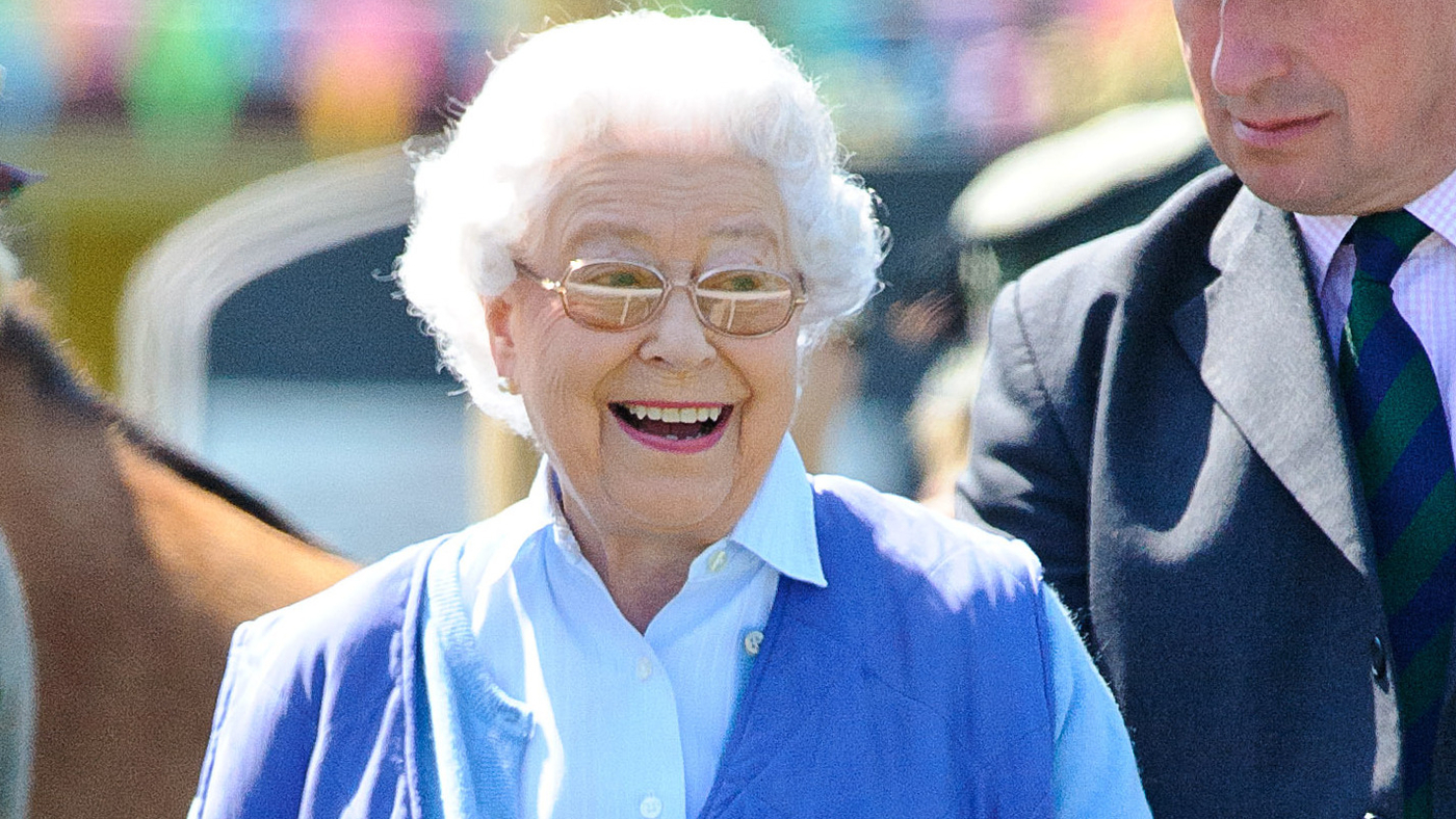 Entirely Real Photos: Queen Elizabeth Delightfully Takes In A Horse ...