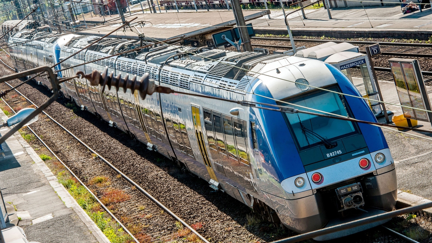 Too Beaucoup: France's New Trains Are Wider Than Its Platforms : The ...