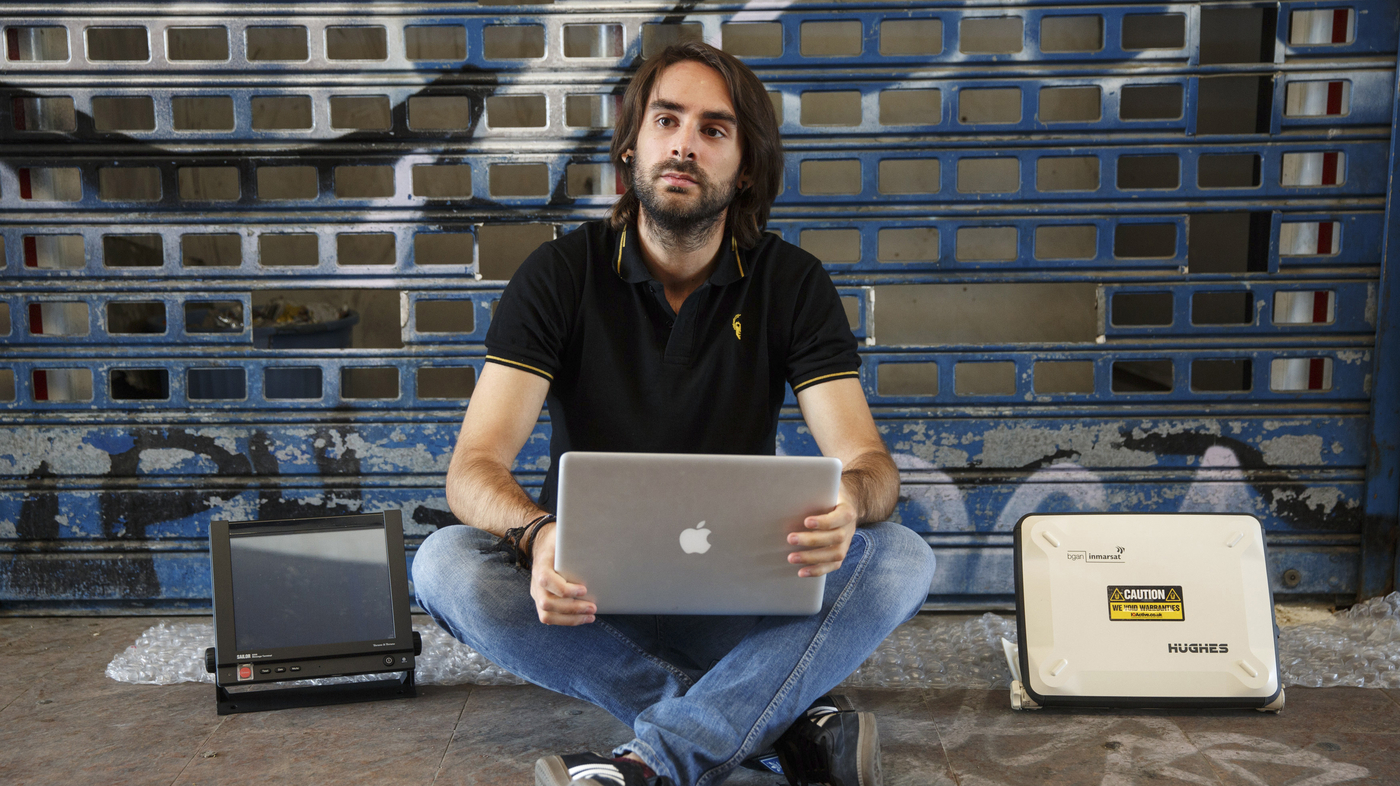 Hacker Says He Can Break Into Airplane Systems Using In-Flight Wi-Fi ...