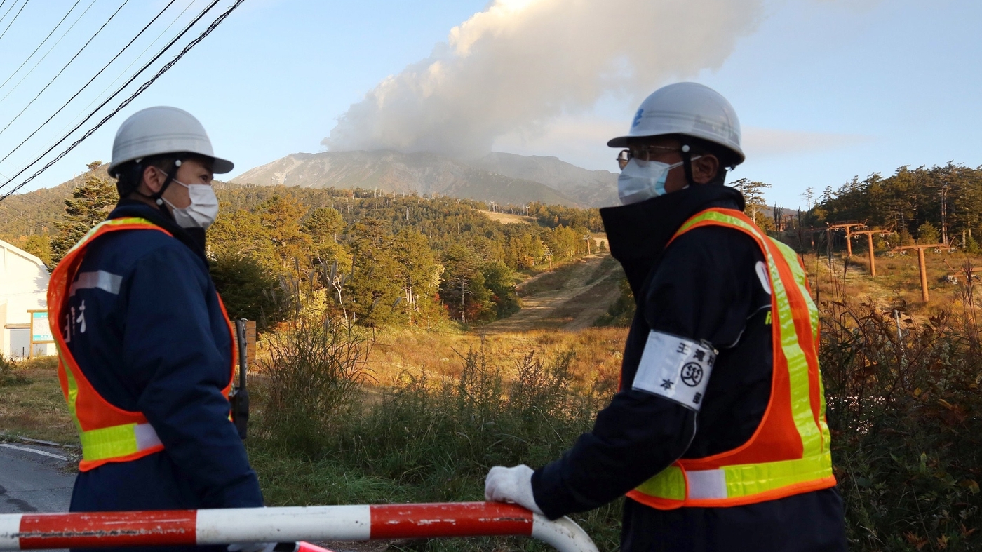 Ominous Tremors At Mount Ontake Force Rescue Crews Off Volcano : The ...