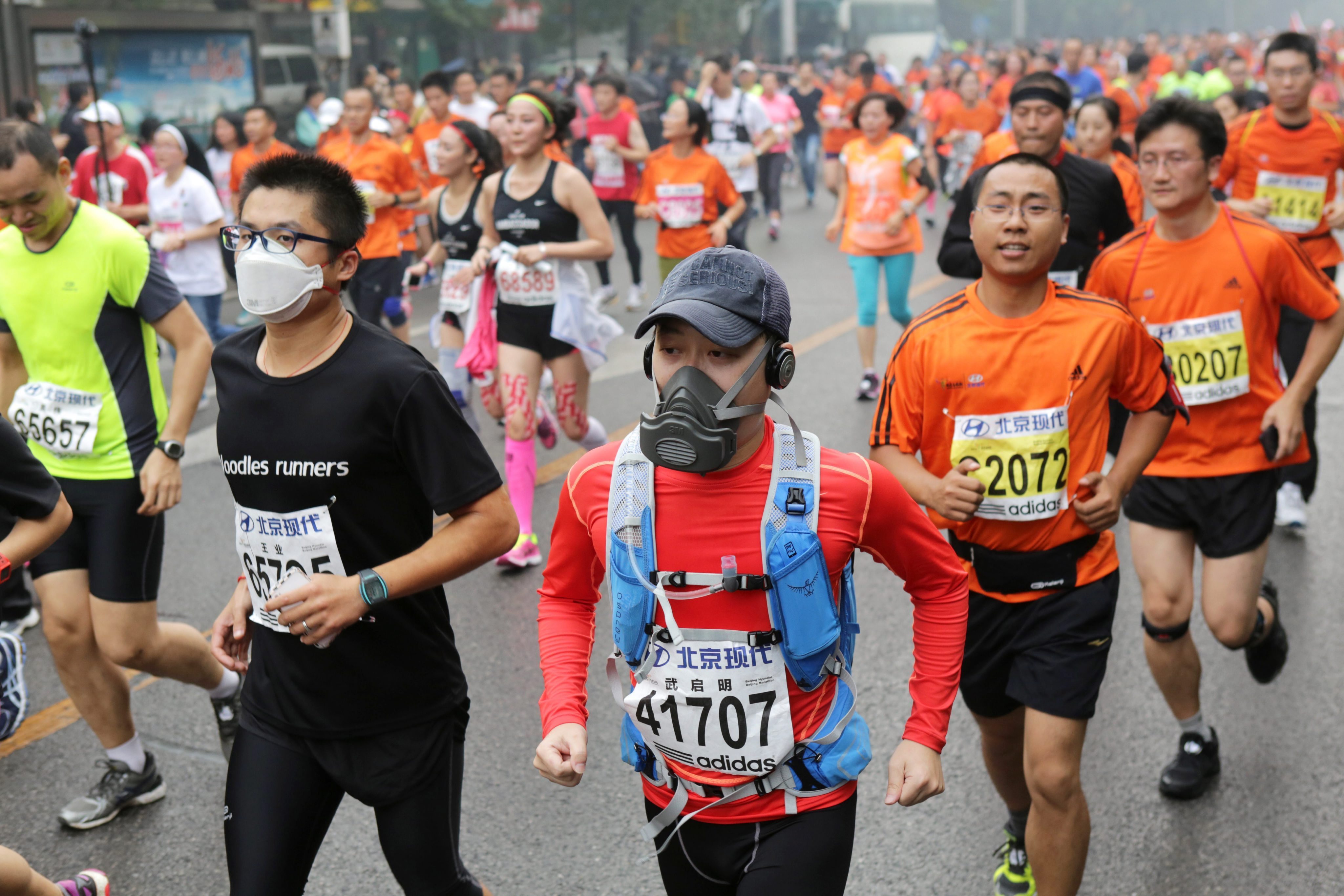 In Photos: Heavy Smog Doesn't Stop Beijing Marathon | NCPR News