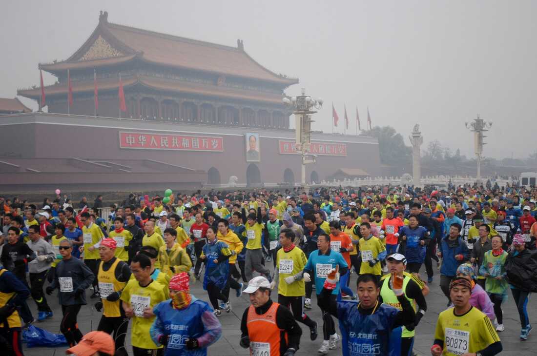 In Photos: Heavy Smog Doesn't Stop Beijing Marathon : The Two-Way : NPR