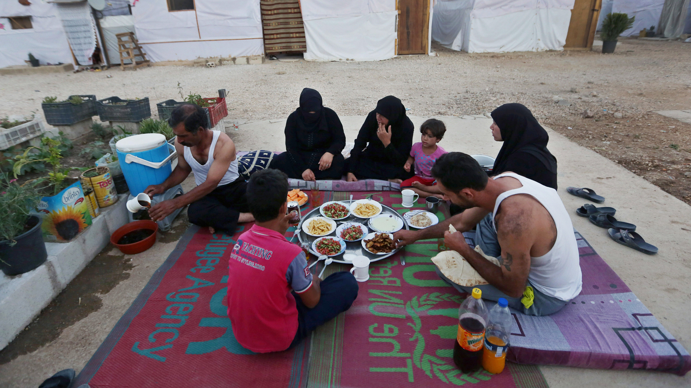 World Food Program Suspends Food Aid For 1.7M Syrian Refugees : The Two ...