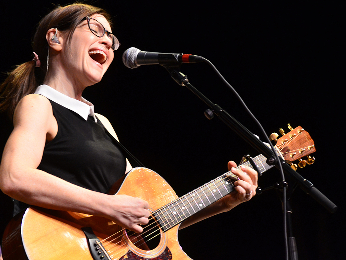 Lisa Loeb On Mountain Stage | NCPR News