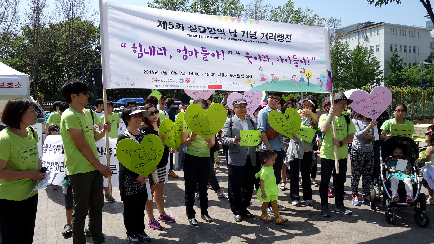 South Korea's Single Moms Struggle To Remove A Social Stigma ...