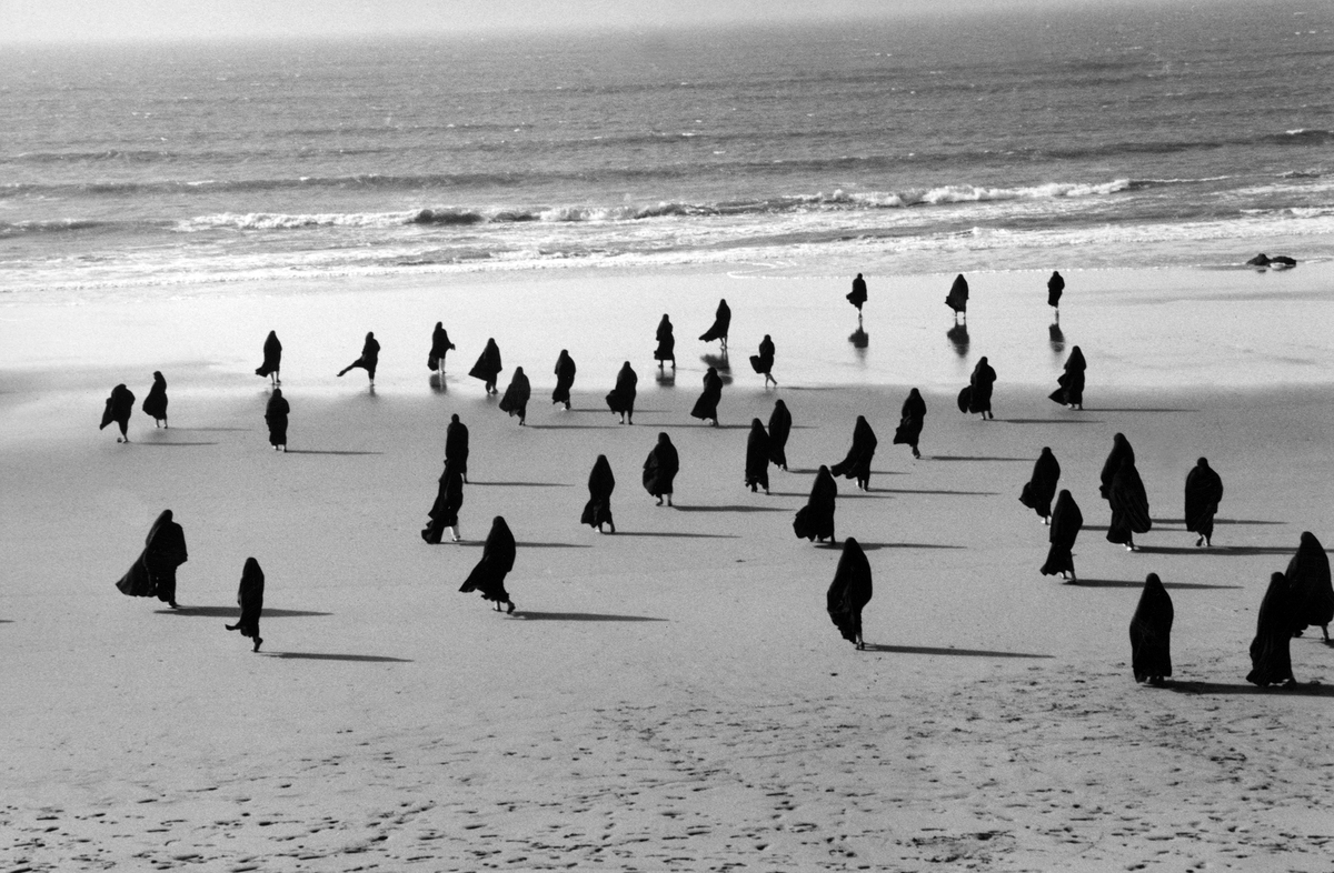 Artist Shirin Neshat Captures Iran's Sharp Contrasts In Black And White ...