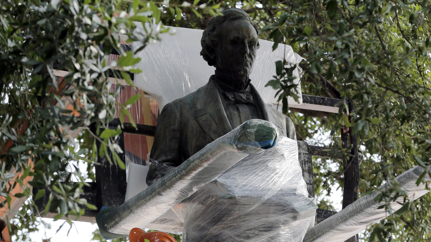 Jefferson Davis Statue Comes Down At University of Texas : The Two-Way ...