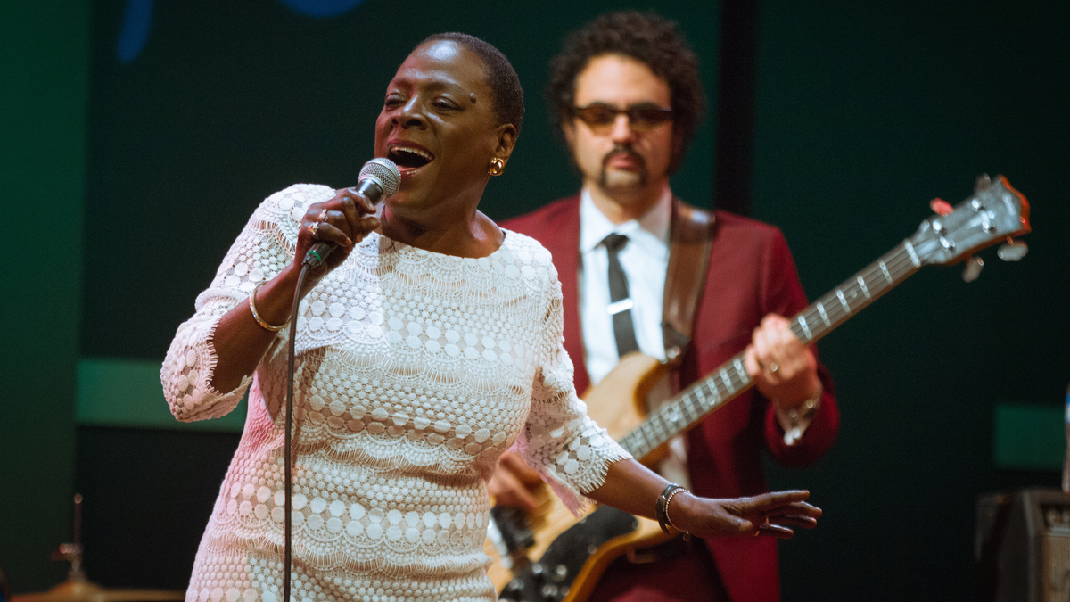 Sharon Jones And The Dap-Kings Perform 'It's A Holiday Soul Party' On ...