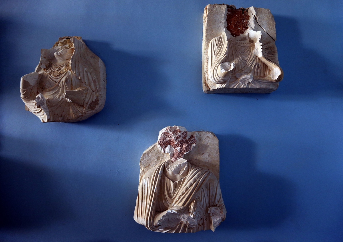 In Palmyra, Islamic State Left Behind Mass Grave, Destroyed Monuments ...