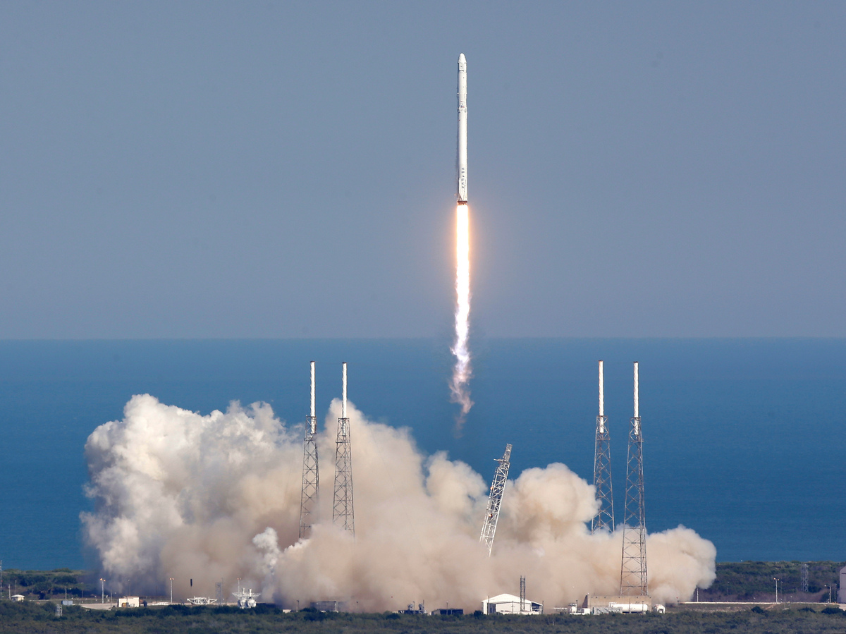 SpaceX Rocket Lands On A Ship At Sea Without Exploding For the First ...