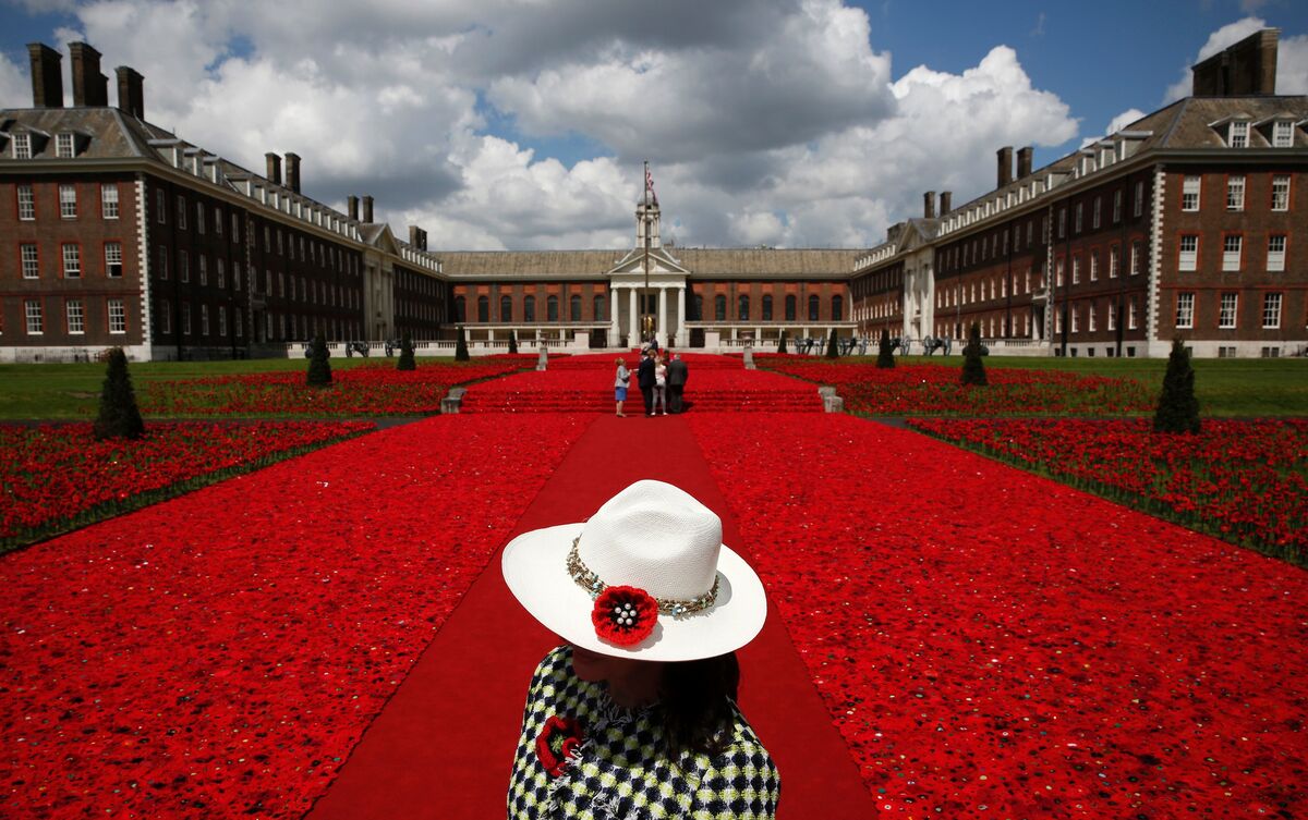 Photos: London's Chelsea Flower Show Hopes You'll Get In The Garden ...