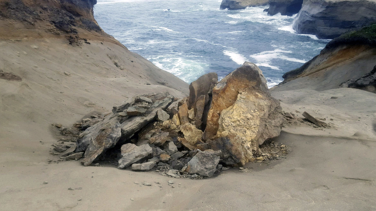 Video Appears To Show Tourists Destroying Popular Oregon Rock Formation ...