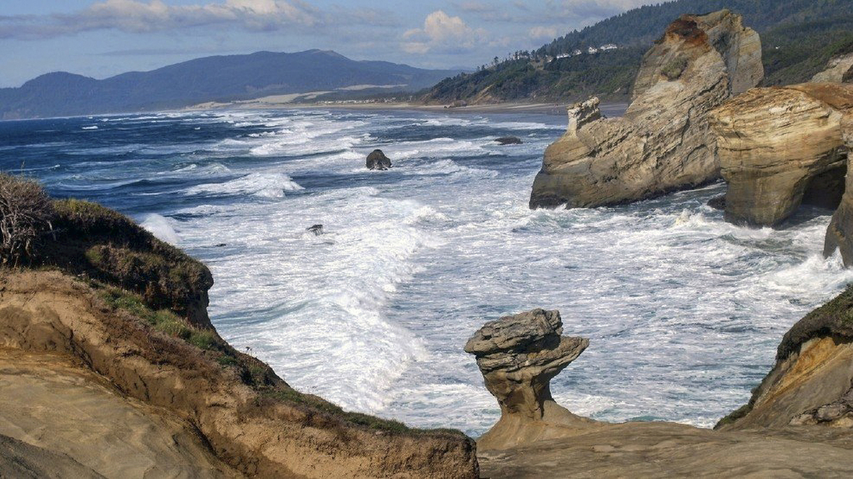 Video Appears To Show Tourists Destroying Popular Oregon Rock Formation ...