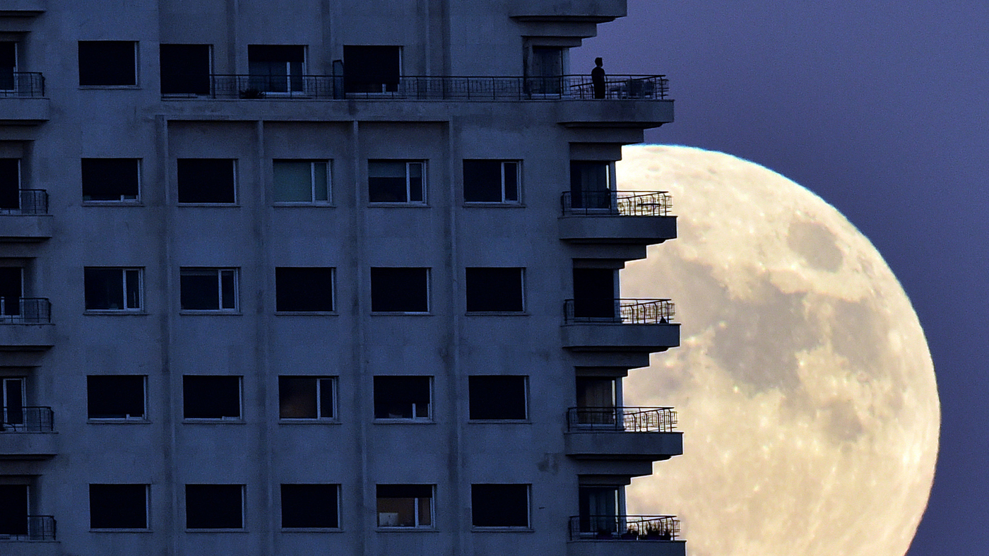 Supermoon Rises Into View Monday, Closest Since 1948: Tips On Seeing ...