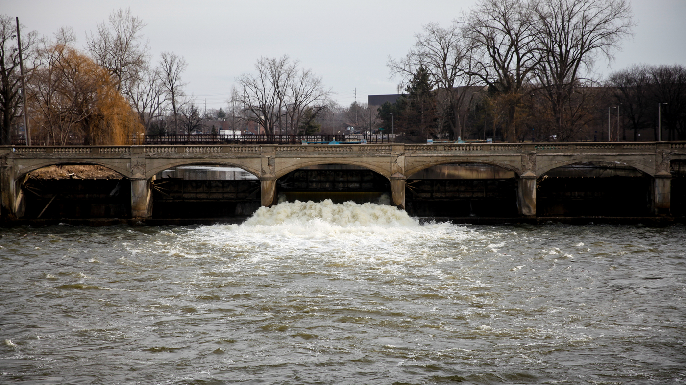 Flint, Michigan, Water Crisis A Year Later: Unfiltered Water Still ...