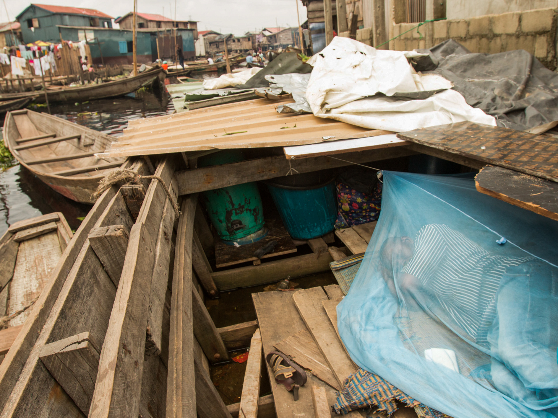 Slum Dwellers In Africa's Biggest Megacity Are Now Living In Canoes ...