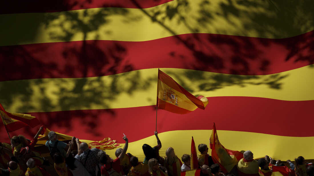 Spanish Nationalists Reject Catalan Independence In Barcelona March ...