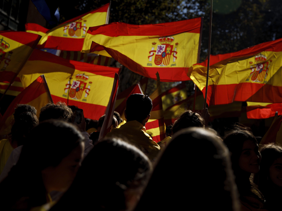 Spanish Nationalists Reject Catalan Independence In Barcelona March ...