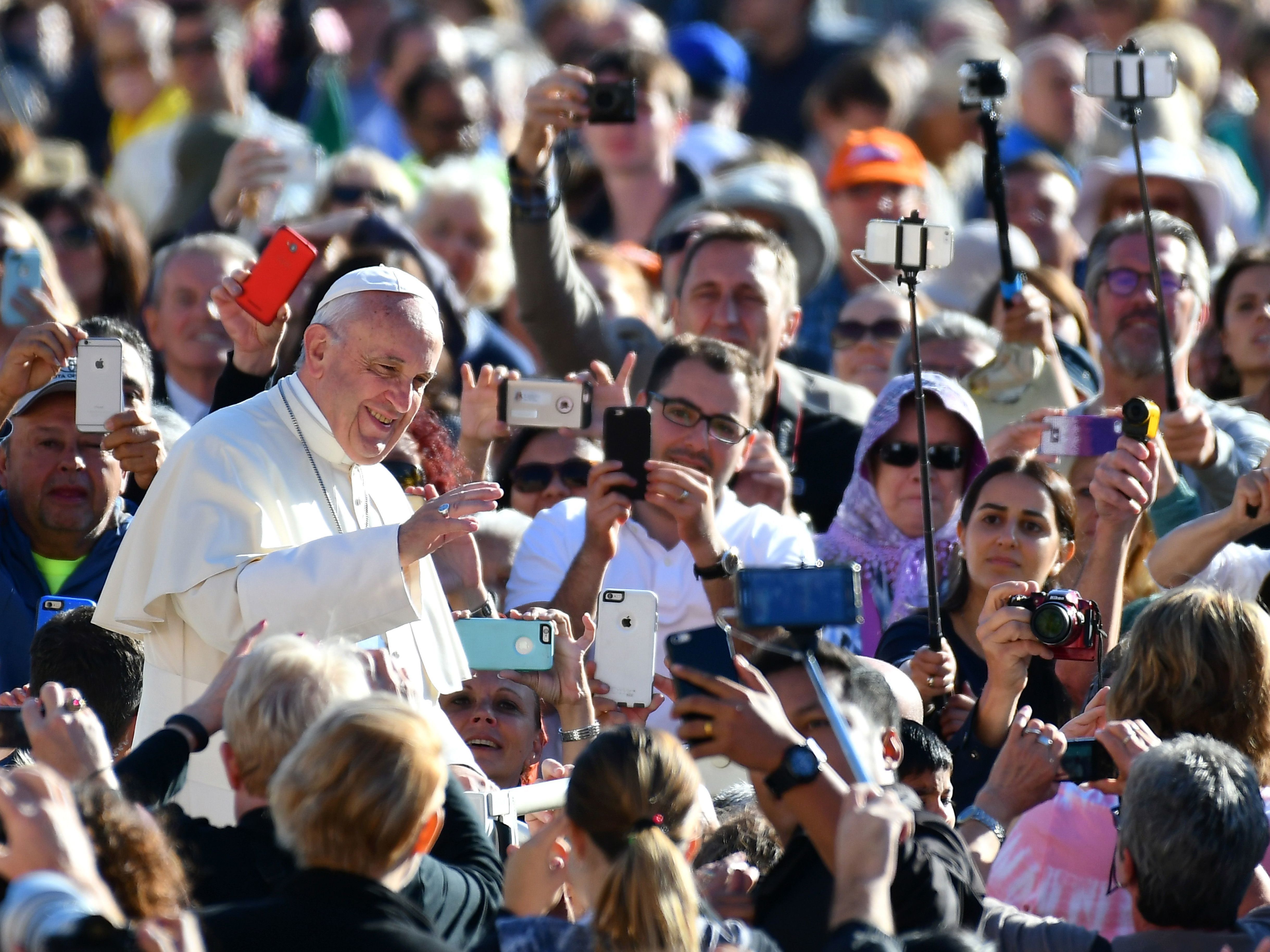 A Request From The Pope: Lift Up Your Hearts, Put Down Your Phones ...