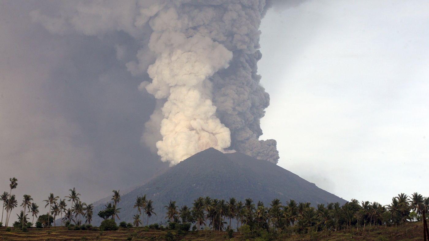 Indonesia Tries To Evacuate 100,000 People Away From Erupting Volcano ...