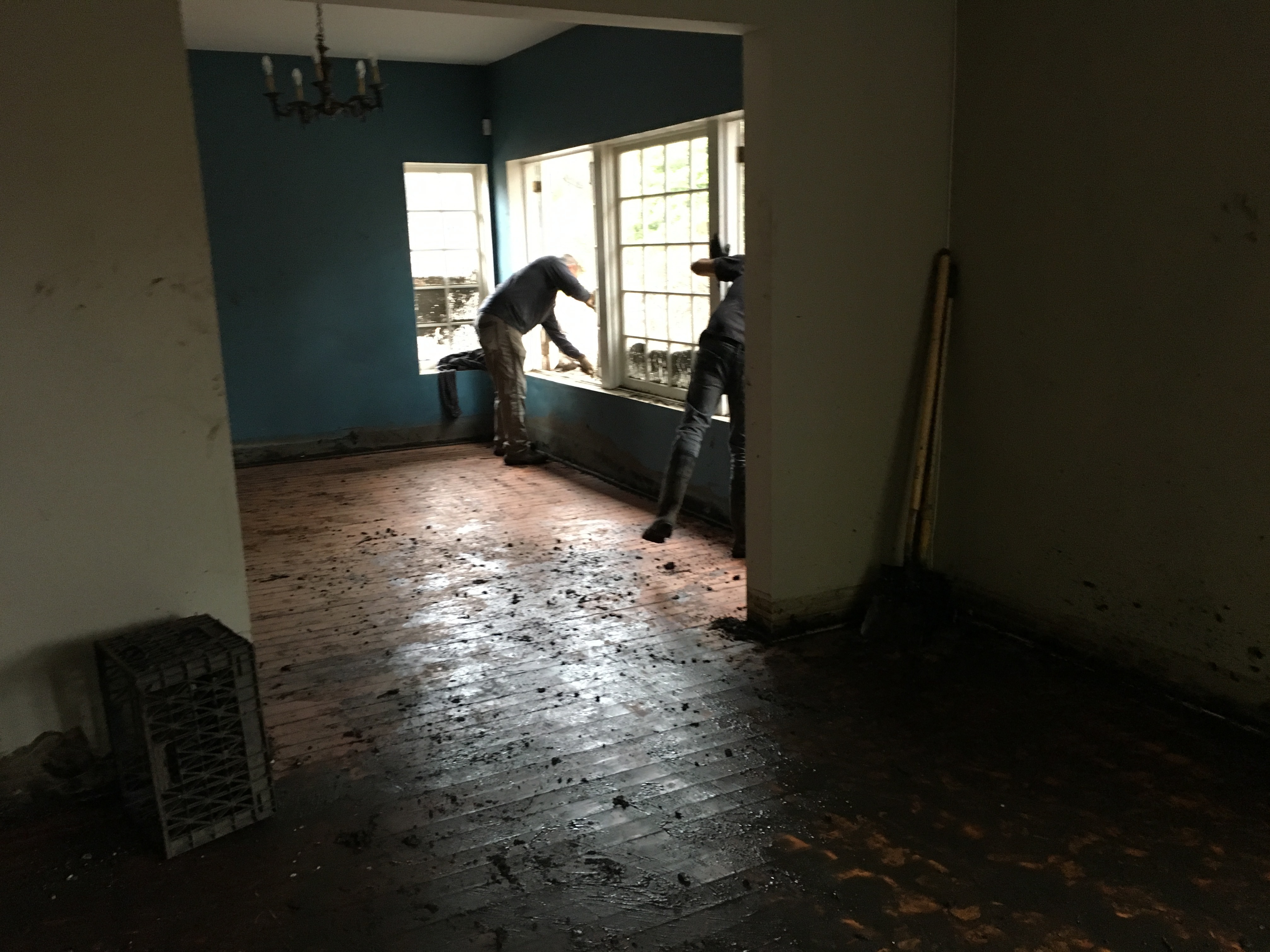 'Bucket Brigade' Volunteers Still Digging California Homes Out After ...