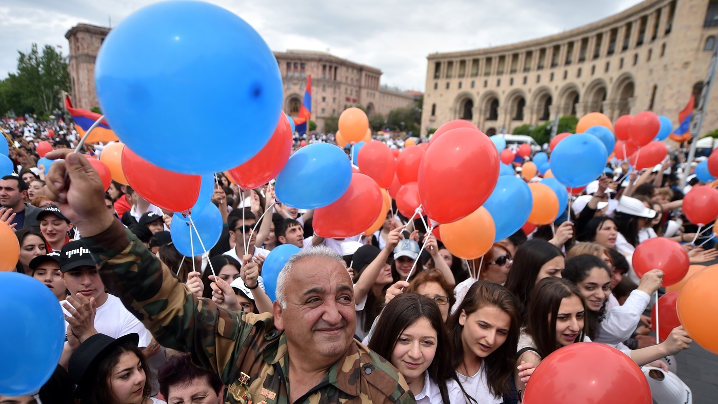 Leader Of Armenia's 'Velvet Revolution' Takes Power After Weeks Of ...