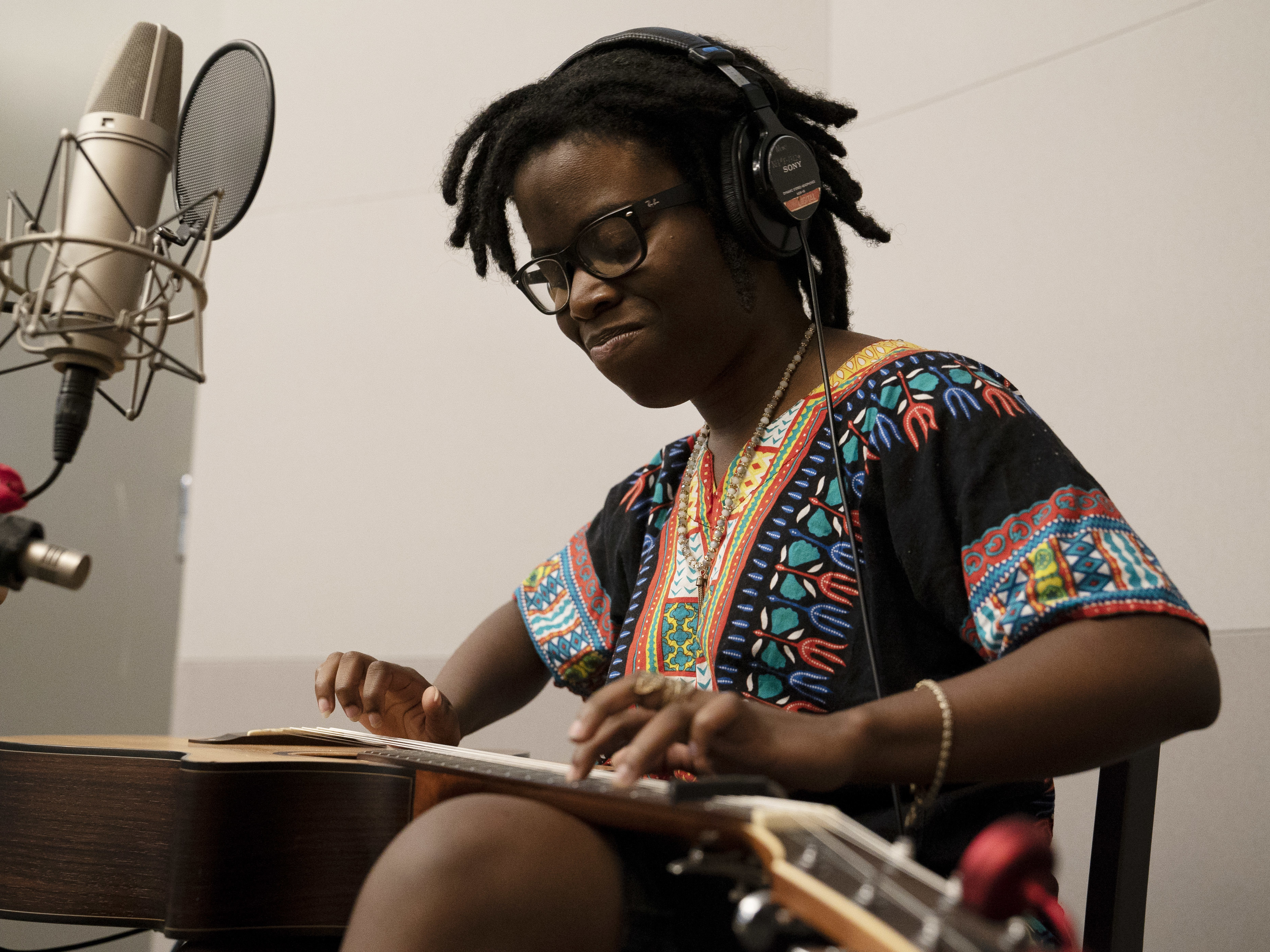 Yasmin Williams Transcends All Guitar Norms In Her Tiny Desk Contest ...