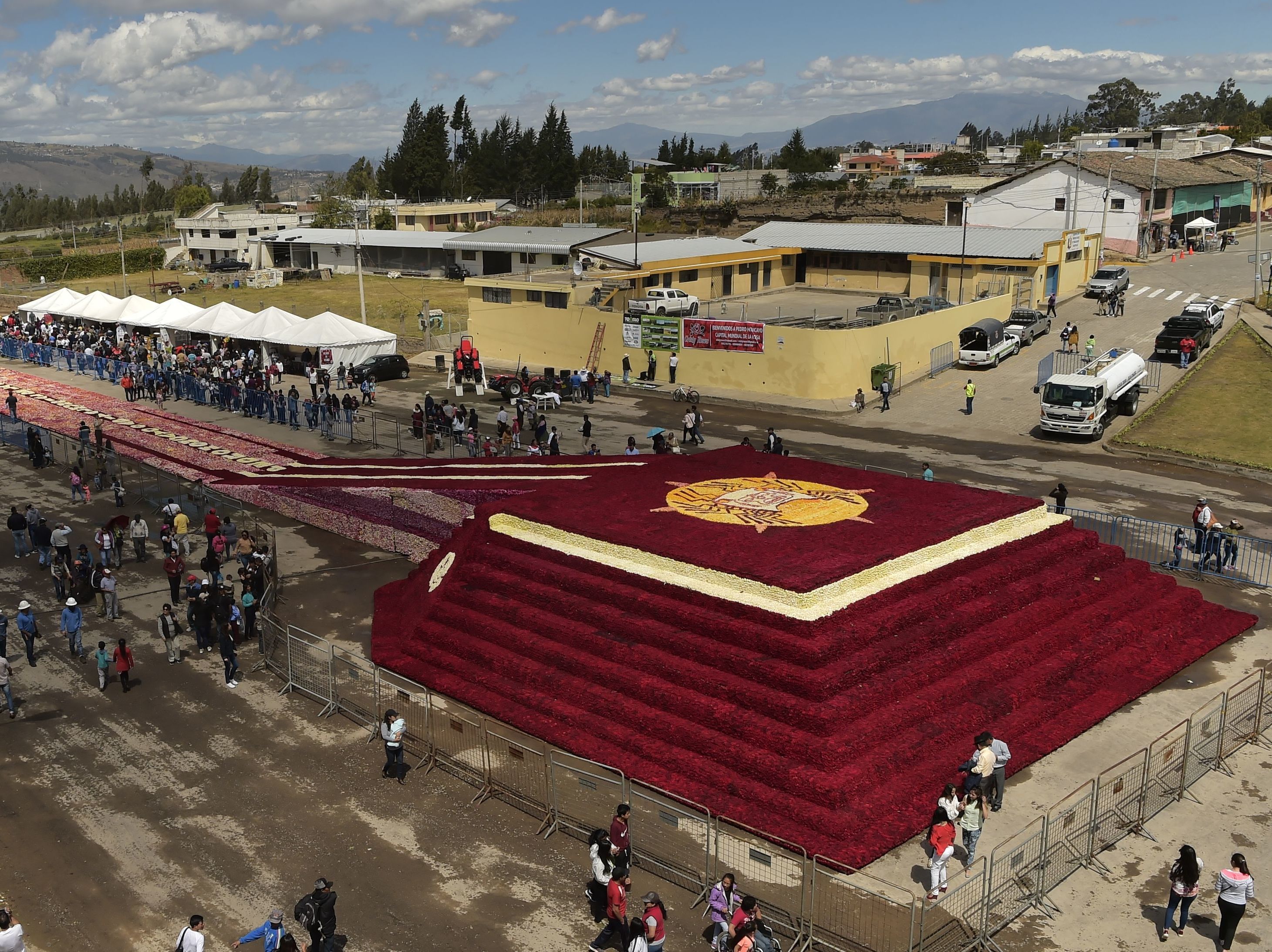 Ecuador Builds Pyramid Of Roses In Attempt To Set A World Record ...
