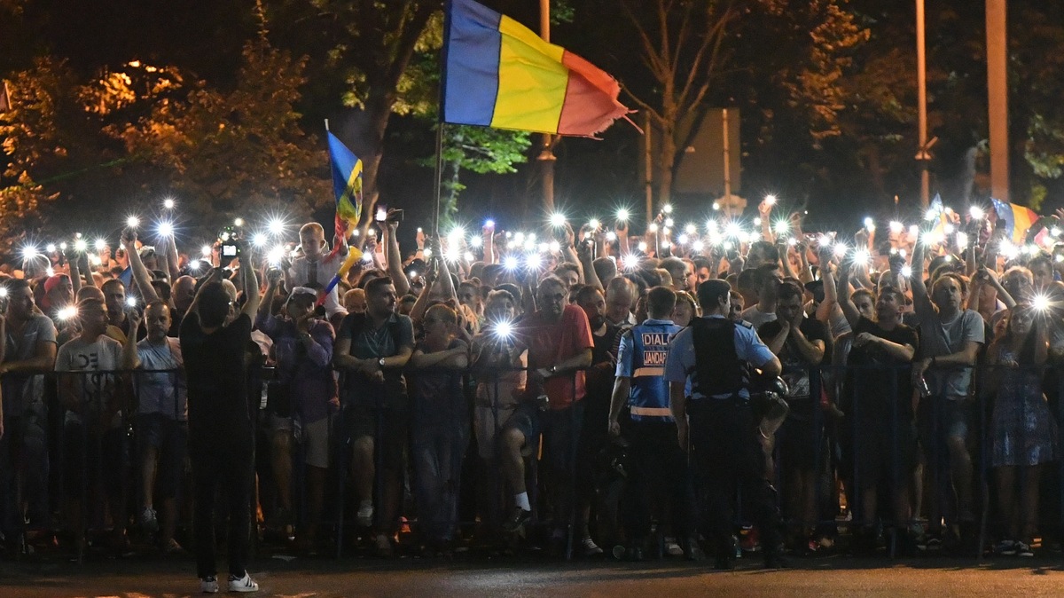 Tens Of Thousands Of Romanians Protest Corruption, Demand New ...