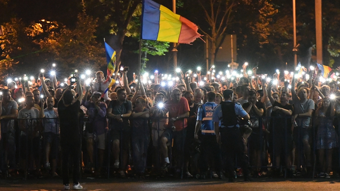 Tens Of Thousands Of Romanians Protest Corruption, Demand New ...