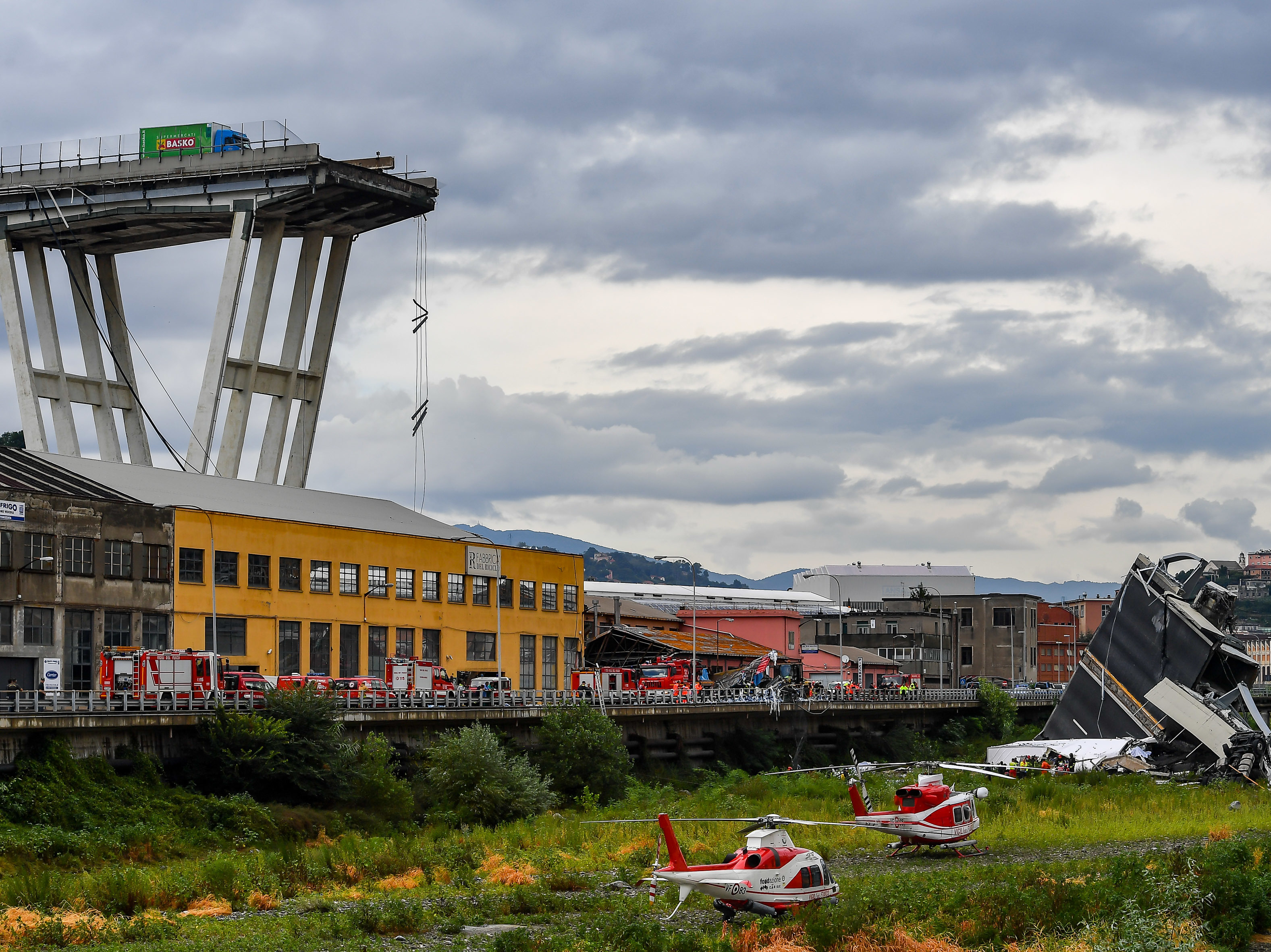 Dozens Of People Feared Dead After Span Of Busy Highway Bridge ...