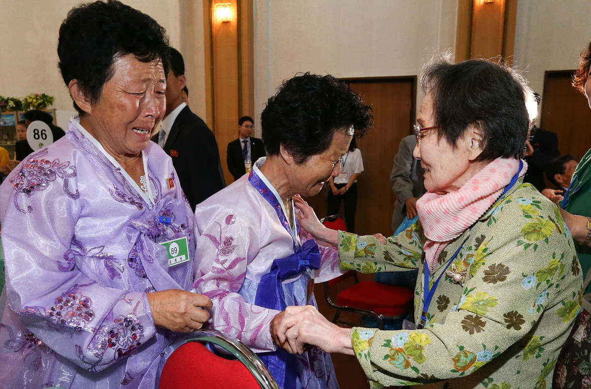 PHOTOS: Separated North And South Koreans Meet For 1st Time In Decades ...