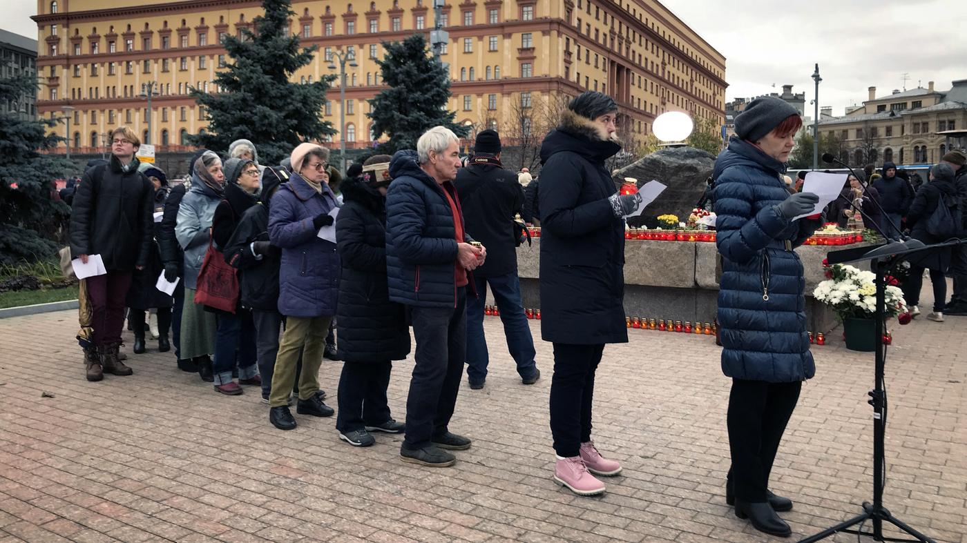 Russians Honor Victims Of Stalin's Purges Outside Moscow Security ...
