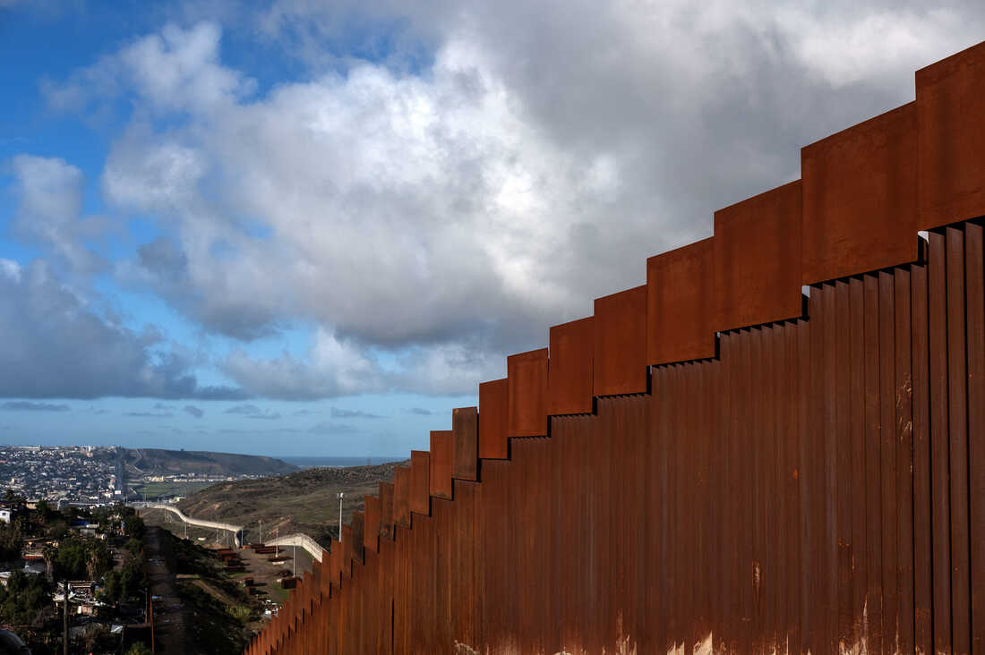 Trump's Border Wall Contradictions: Fence, Steel Slats Or Concrete Wall ...