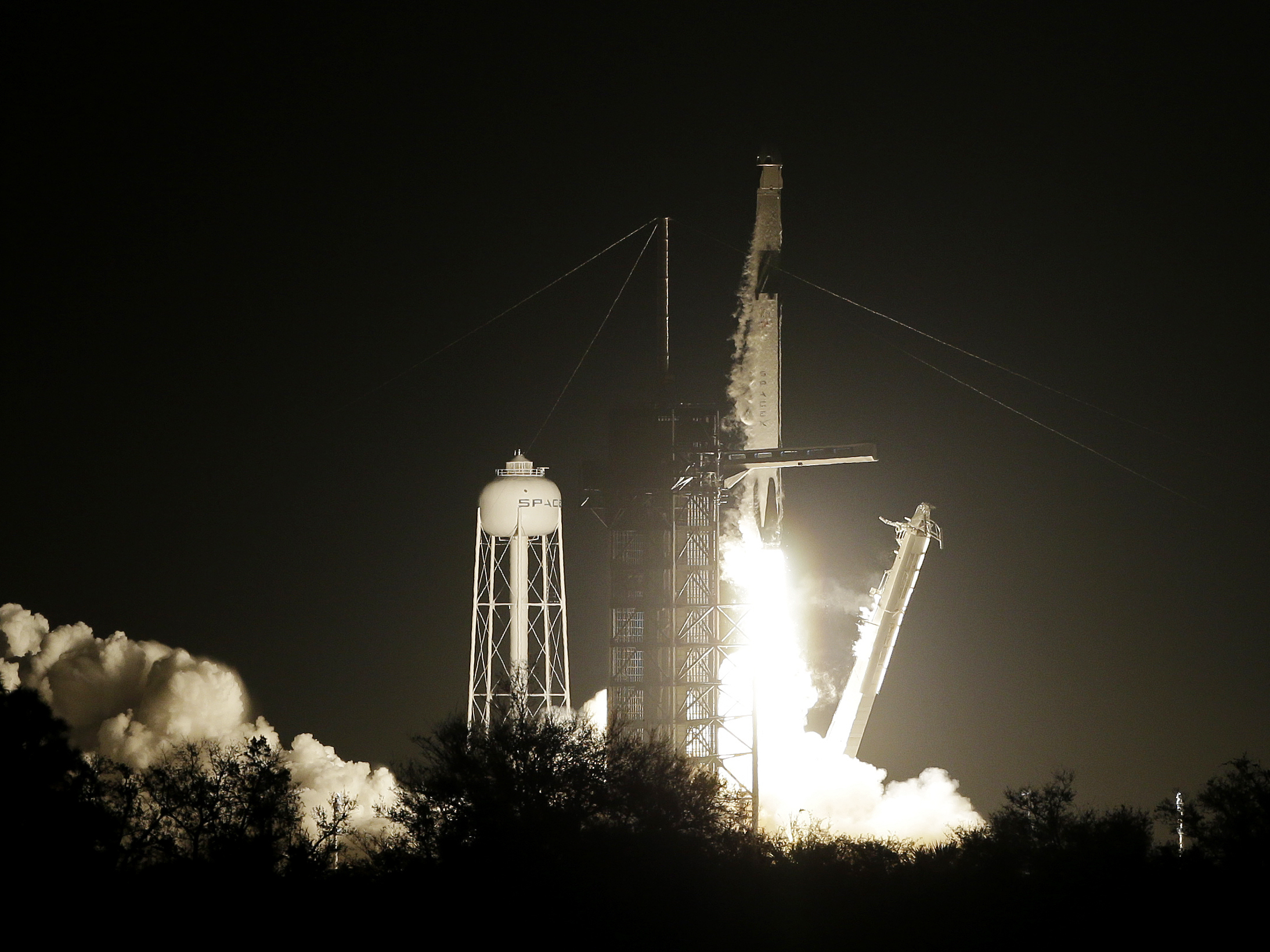 'Hard Capture Is Complete': SpaceX Capsule Docks With International ...