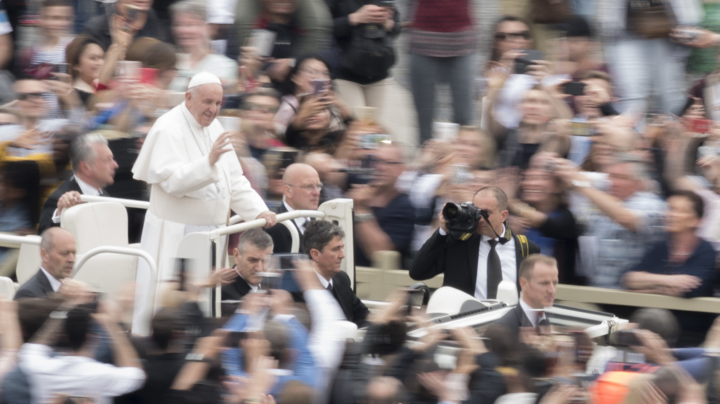 Christians Around The World Gather To Celebrate Easter, Mourn Sri Lanka ...