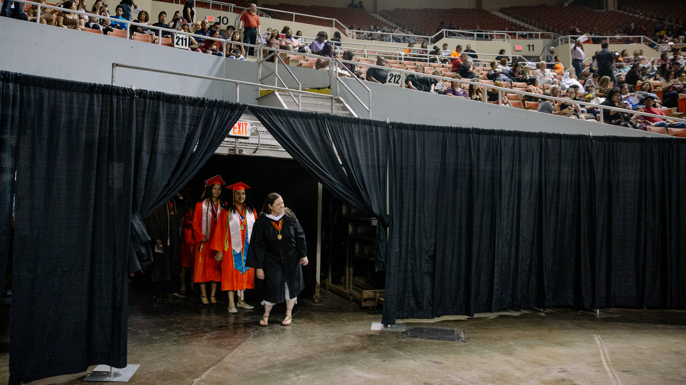 High School Graduation Speeches From Valedictorians To Class Presidents ...