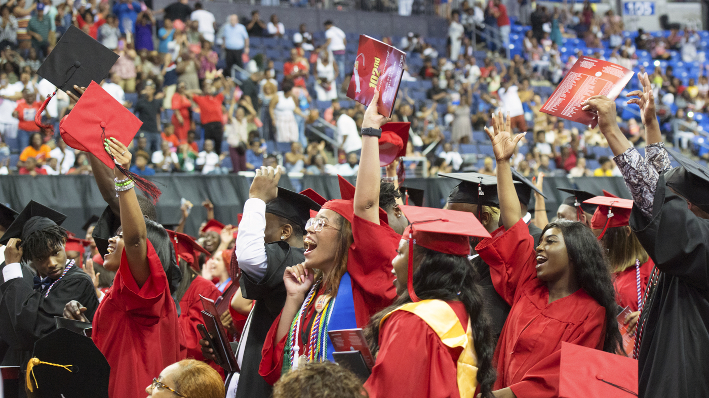 High School Graduation Speeches From Valedictorians To Class Presidents ...